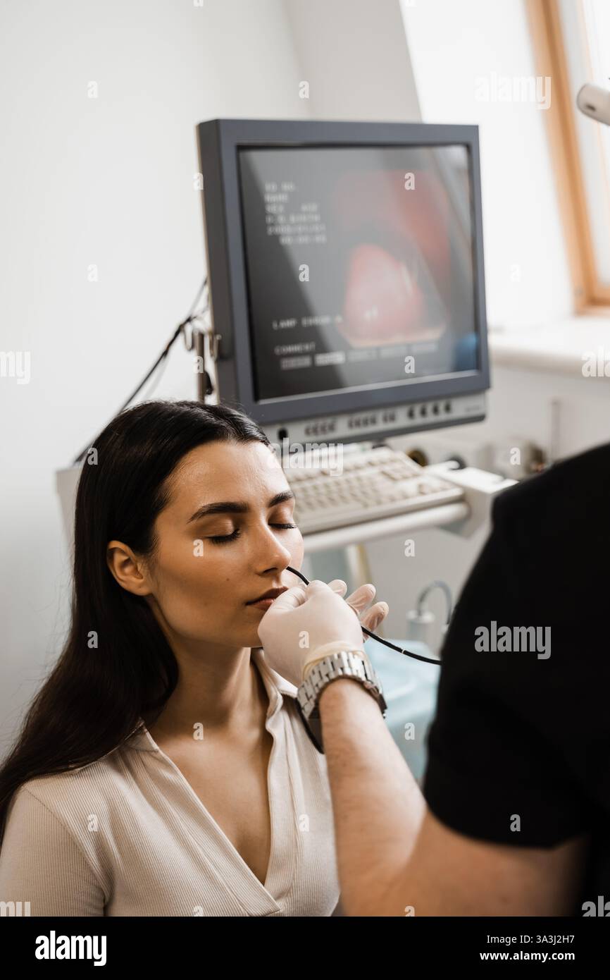 Fibrolaryngoscope pour diagnostiquer et traiter le larynx et le pharynx ...