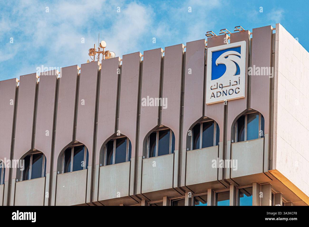 19 janvier 2025, Abu Dhabi, eau : vue en angle bas du siège d'ADNOC ...