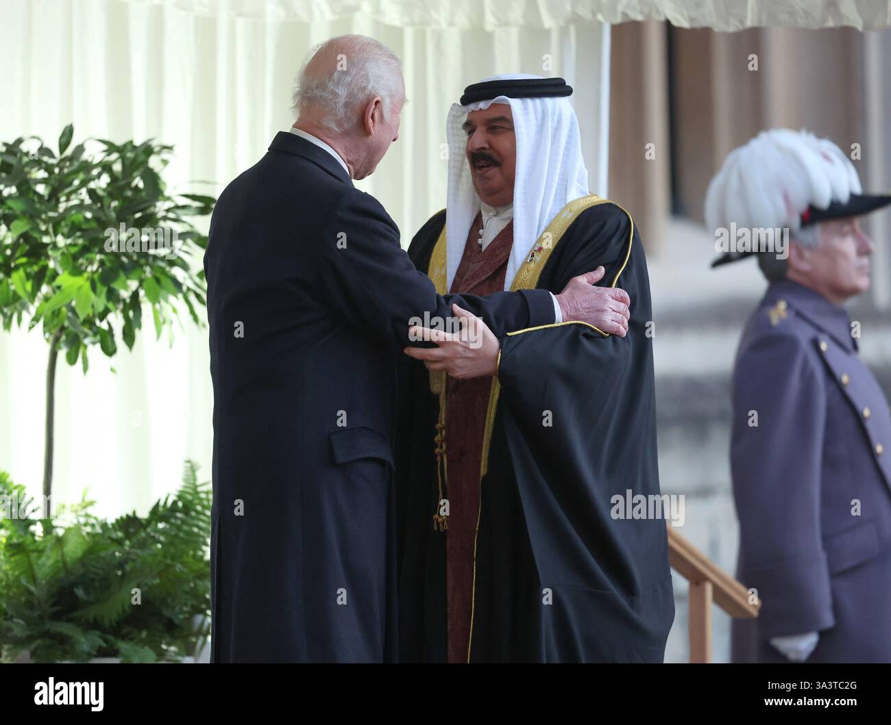 Le roi Charles III salue le roi Hamad Bin Isa Al Khalifa, roi du ...