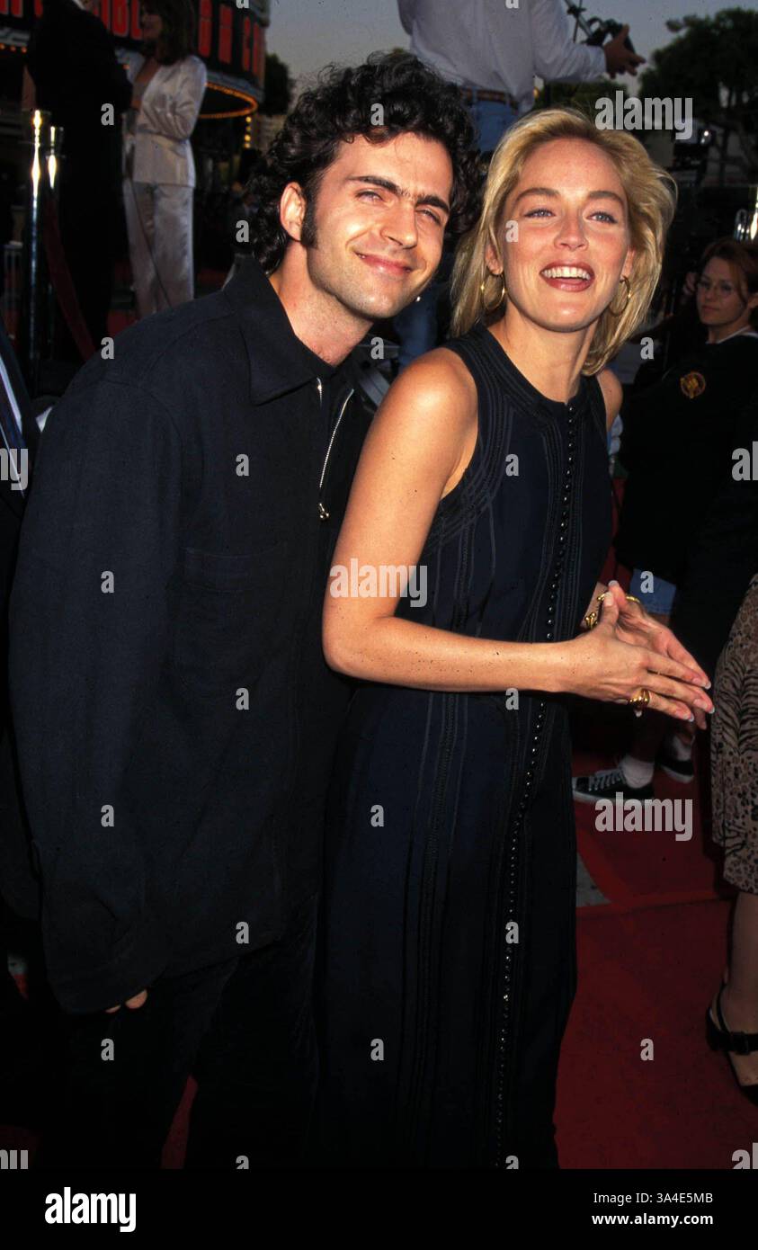 Dweezil zappa sharon stone Banque de photographies et d’images à haute ...