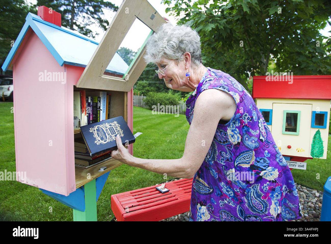 20 juin 2014 - Mission, KS, USA - Gwynetth Jones vérifie les livres ...