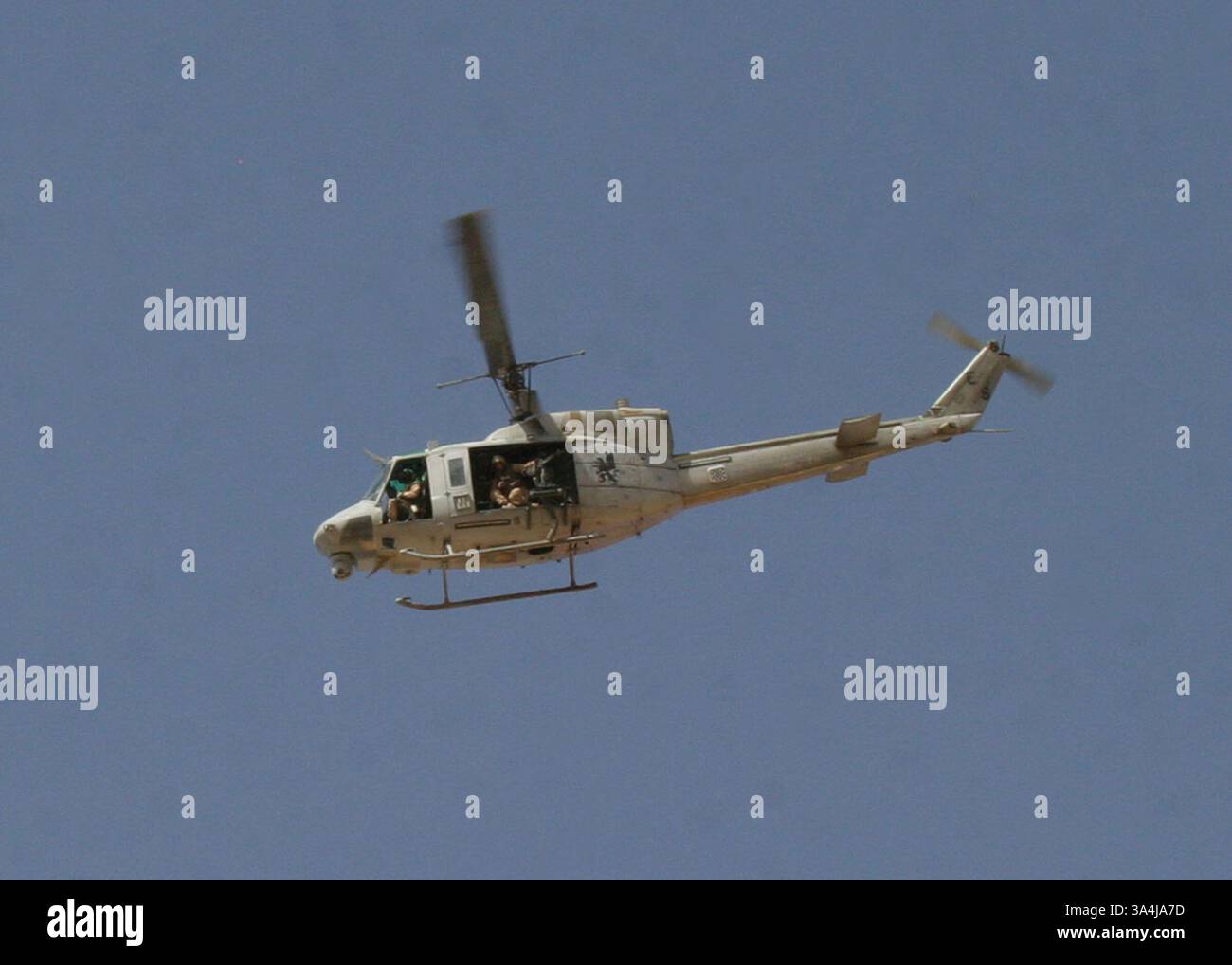 27 juin 2004 ; FOB Ripley, Afghanistan ; Un hélicoptère UH-1N Huey du ...