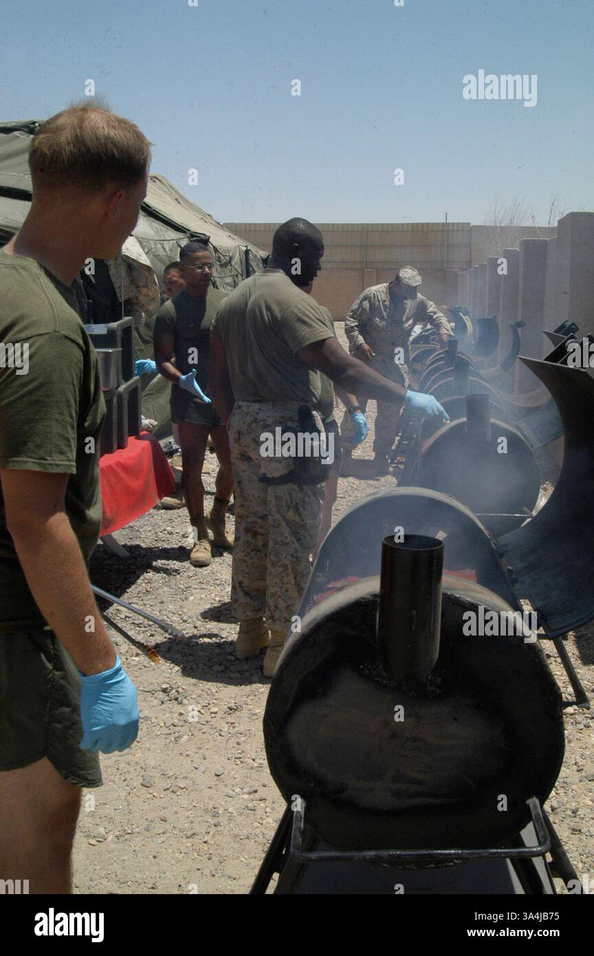 04 juillet 2004 ; Camp Fallujah, Irak ; Marines Man une rangée de ...