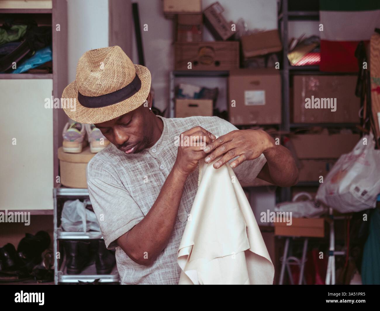 African man sewing Banque de photographies et d’images à haute ...
