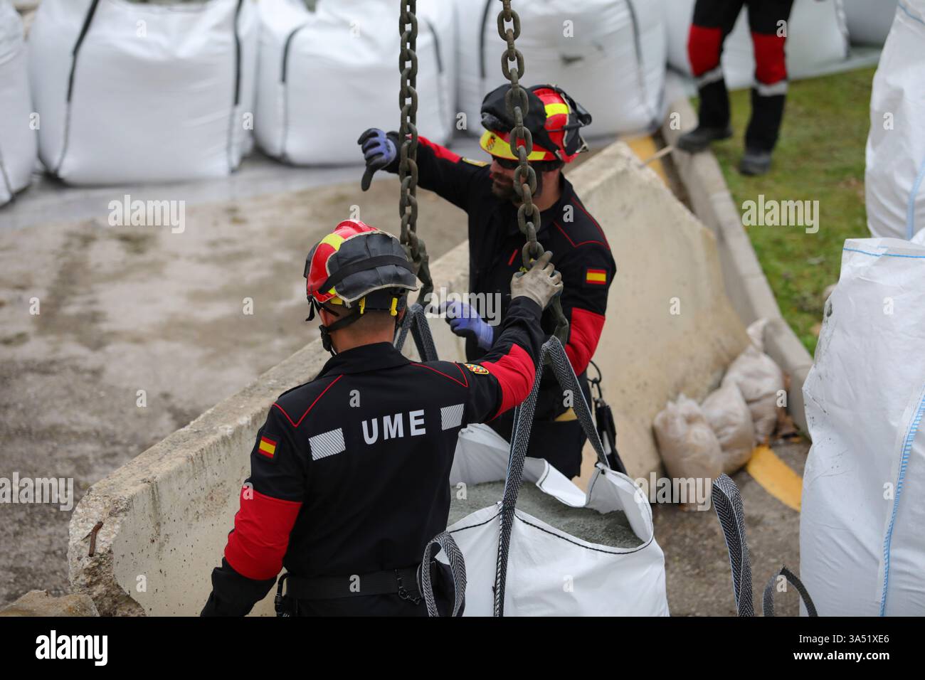 UME agents work on a dike at the National Hospital of Parapléjicos, on ...