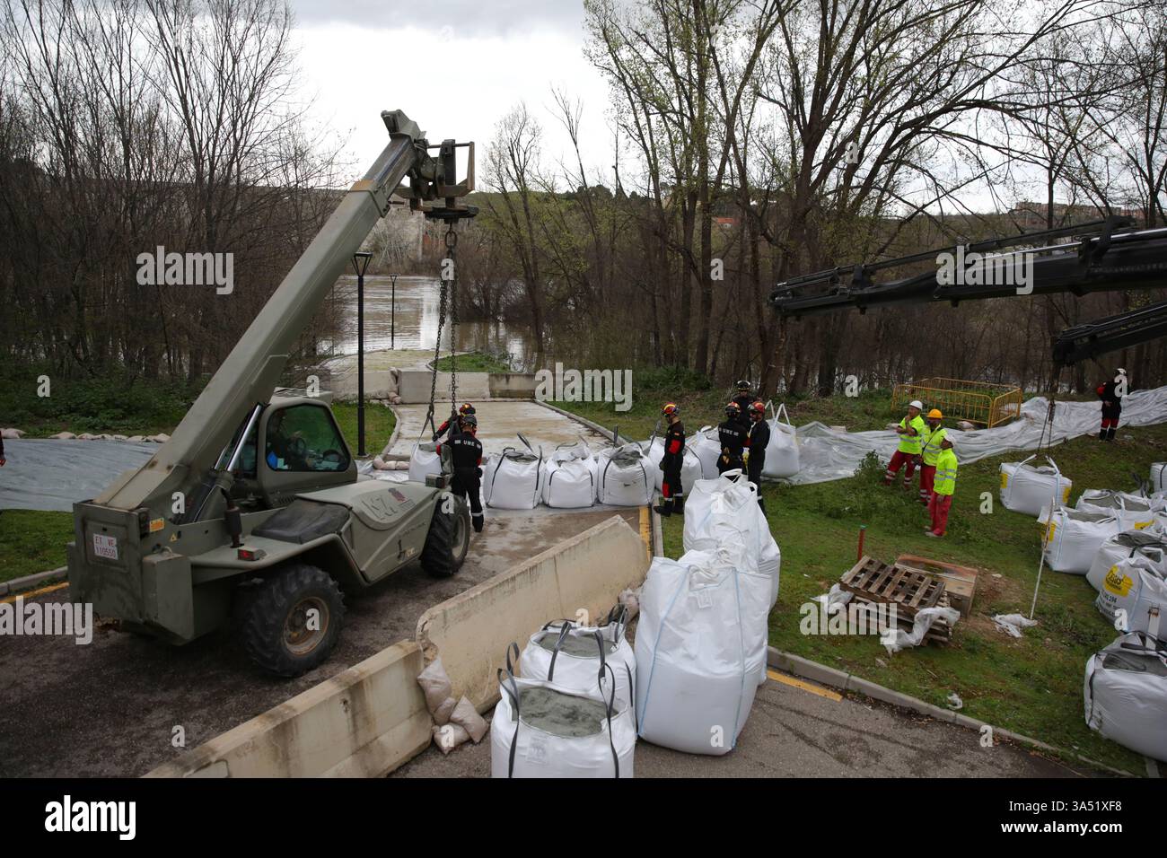 UME agents work on a dike at the National Hospital of Parapléjicos, on ...