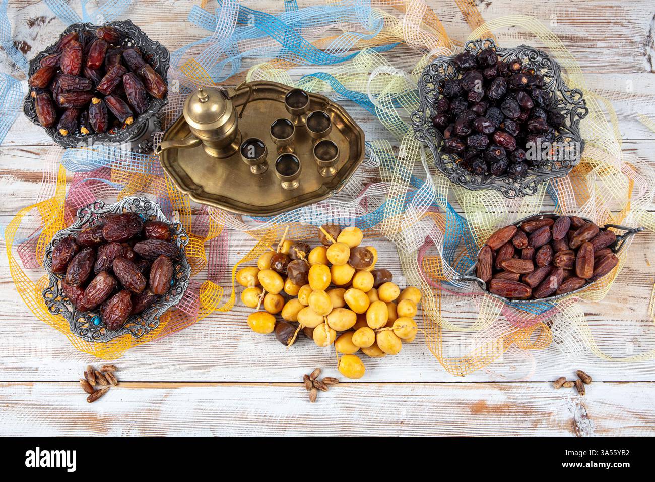 Différents types de dattes séchées à vendre dans la boutique en Turquie ...