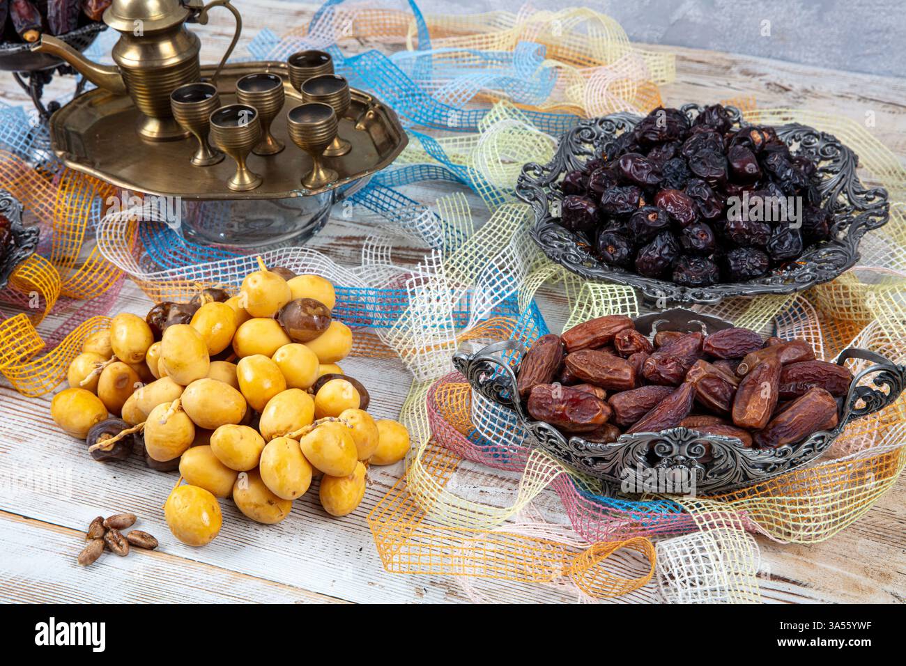 Différents types de dattes séchées à vendre dans la boutique en Turquie ...