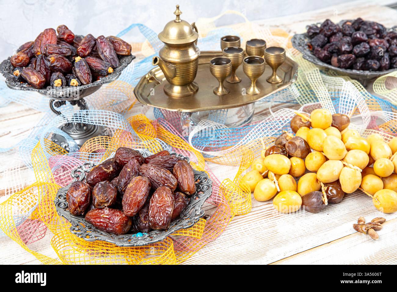 Différents types de dattes séchées à vendre dans la boutique en Turquie ...