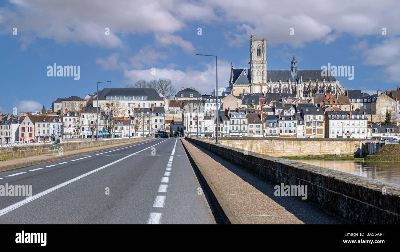 Nevers eglise Banque de photographies et d’images à haute résolution ...