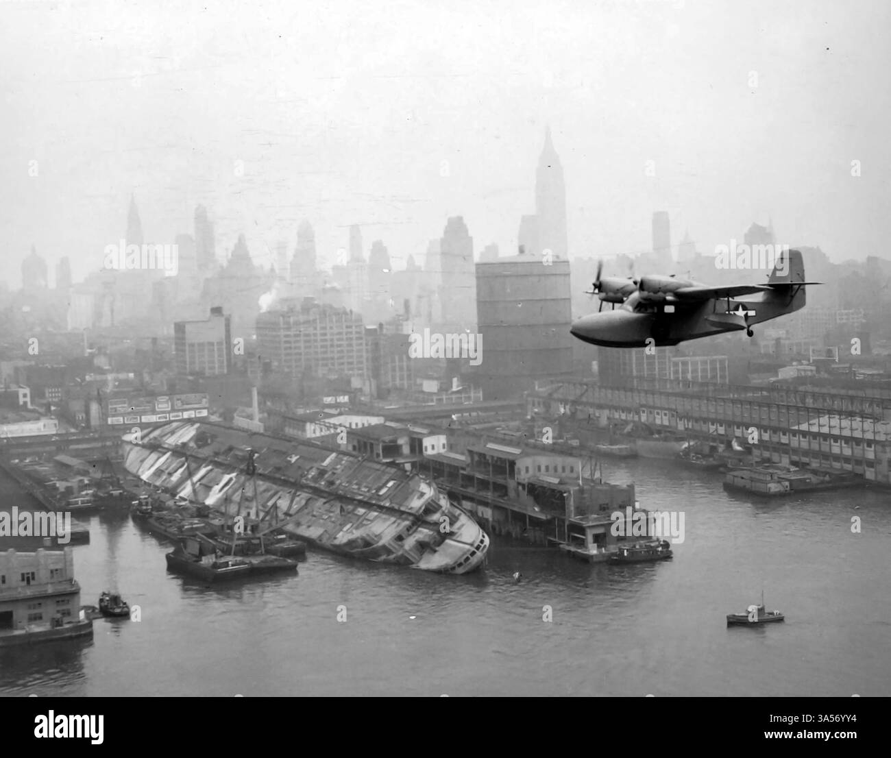 USS Lafayette nee SS Normandie chaviré. Le SS Normandie est un paquebot ...