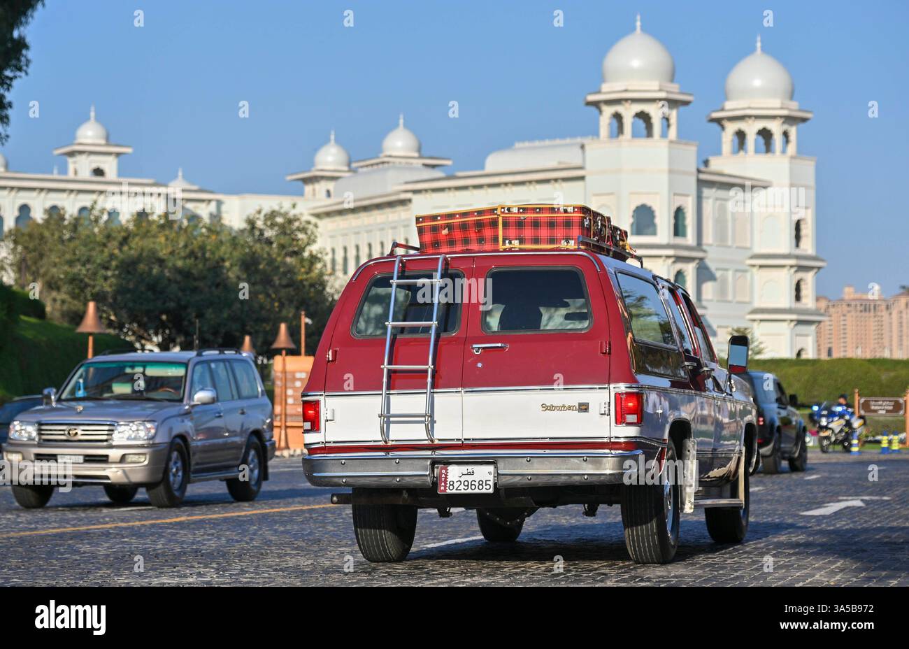 Car Parade Ramadan 2025 à Doha, Qatar Un homme qatari conduit une ...