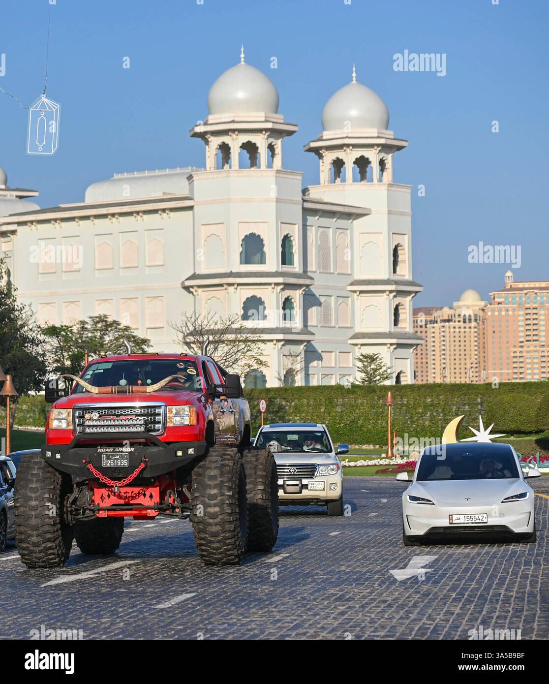 Car Parade Ramadan 2025 à Doha, Qatar Un homme qatari conduit une ...