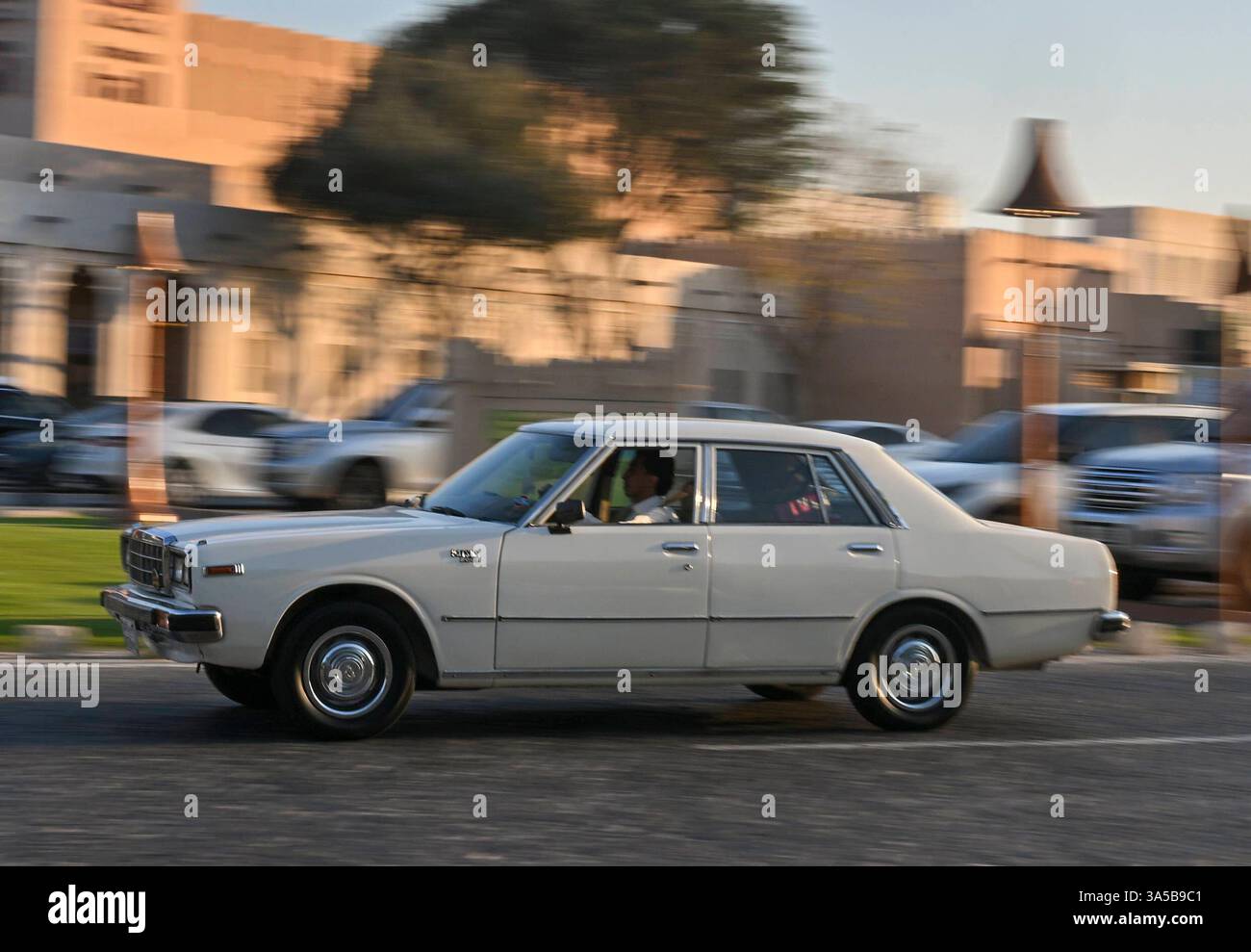 Car Parade Ramadan 2025 à Doha, Qatar Un homme qatari conduit une ...