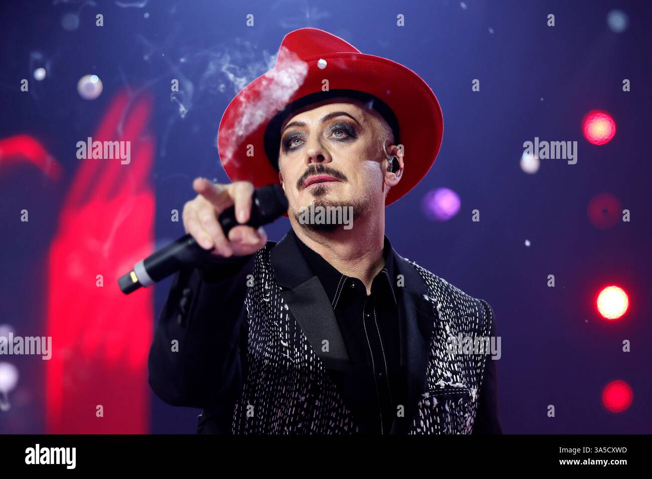 Sänger Boy George BEI Die 80er live 2025 auf Schalke - die größte 80er Party der Welt in der ...