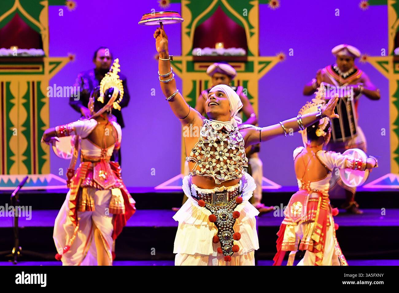 Le danseur traditionnel sri-lankais Reshan Mapatuna présente une danse ...