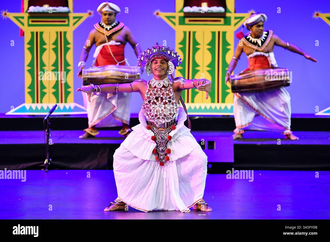 Le danseur traditionnel sri-lankais Reshan Mapatuna présente une danse ...