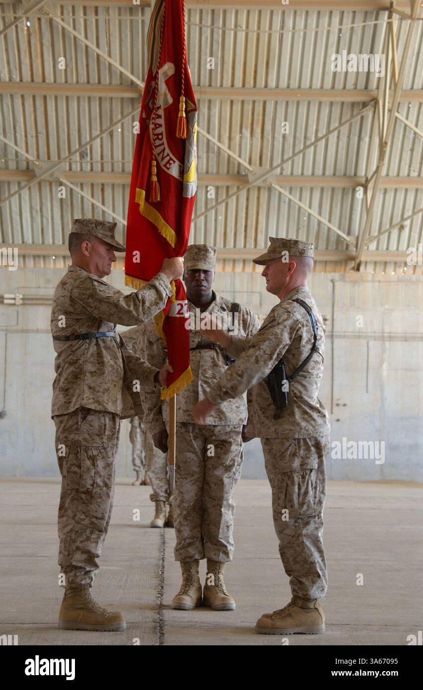 04 juin 2004 ; Al Asad, Irak ; le Lt. Col. CLARENCE V. PREVATT IV (à ...