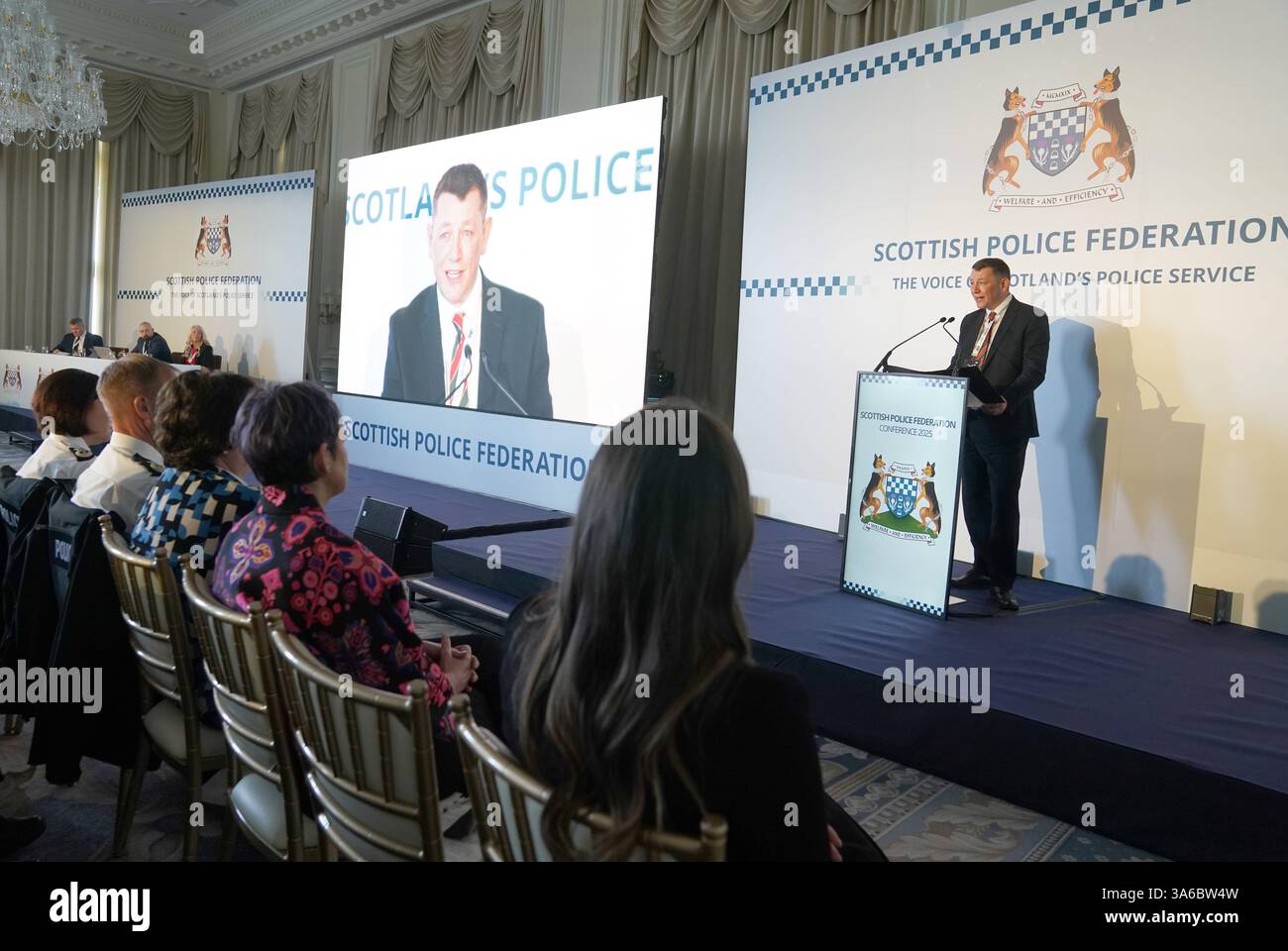 David Threadgold, président du SPF, s'exprimant sous la direction de ...