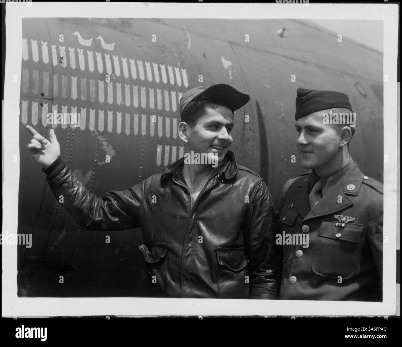 Les sergents d'état-major Richard et Raymond H. Halstead, tous deux de ...