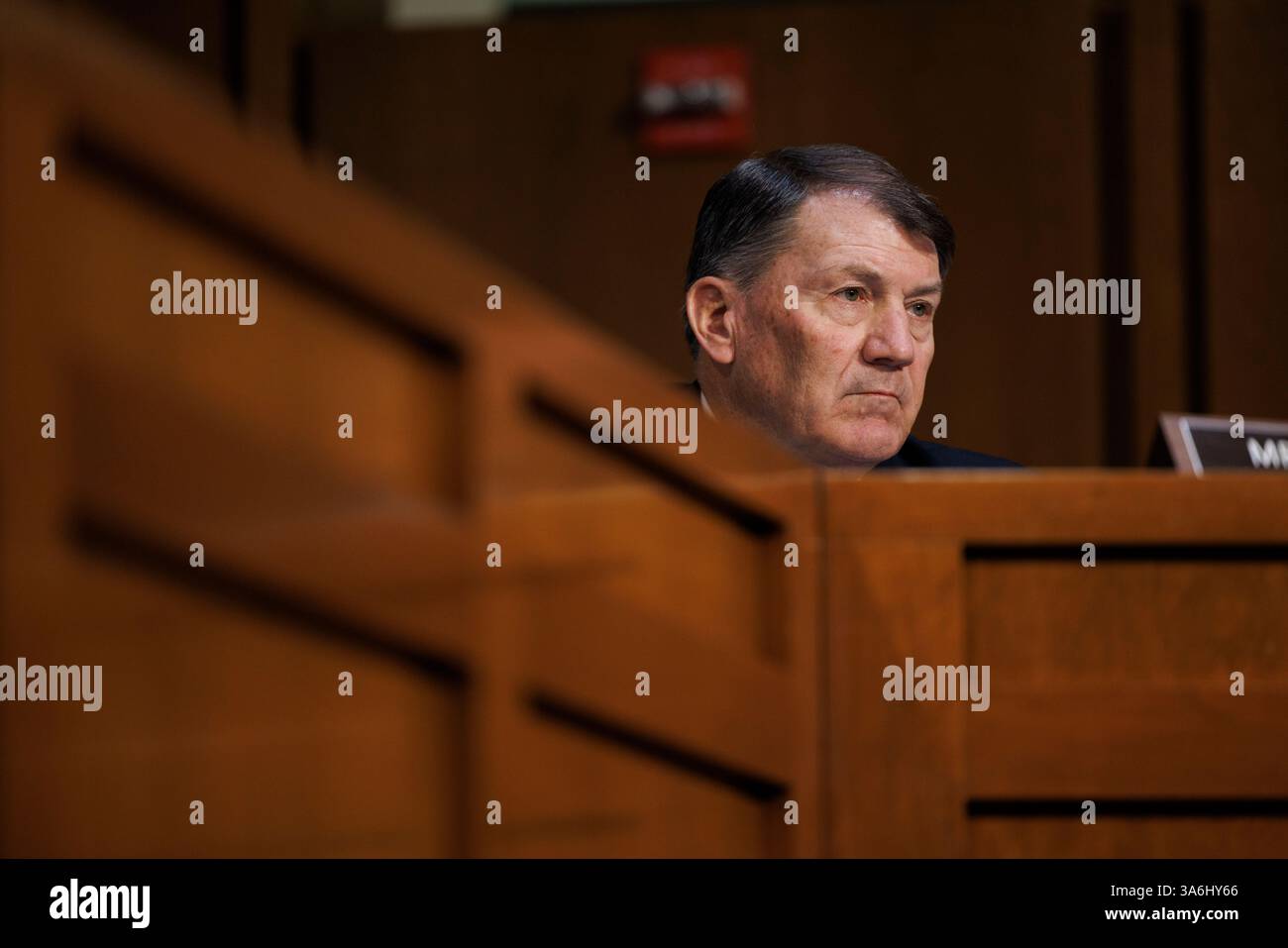 Le sénateur Mike Rounds (R-SD) lors d'une audience du Comité sénatorial ...