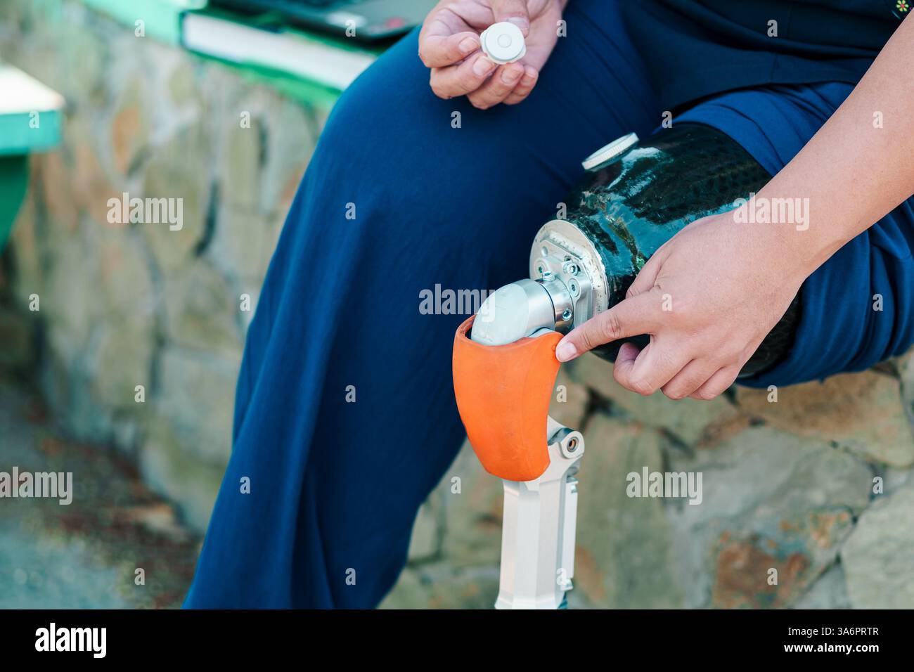 Vue d'une prothèse de jambe d'une femme latina travaillant sur son ...