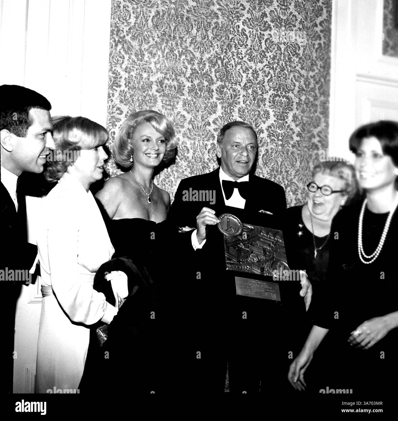 Frank barbara sinatra sinatra Banque d'images noir et blanc - Alamy