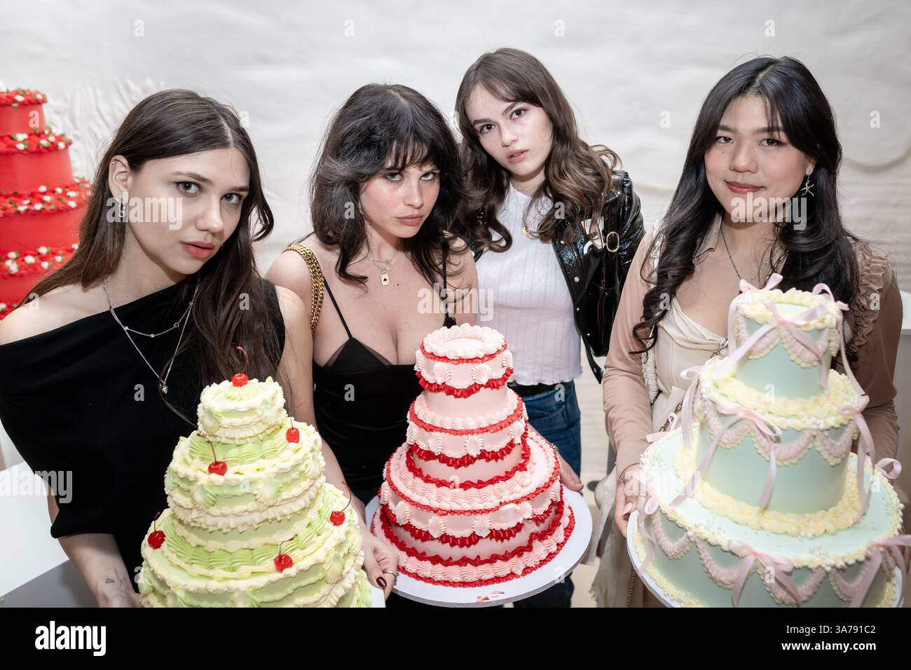 Londres, Royaume-Uni. 26 mars 2025. (G-d) Allegra Handelsman, Aimee ...