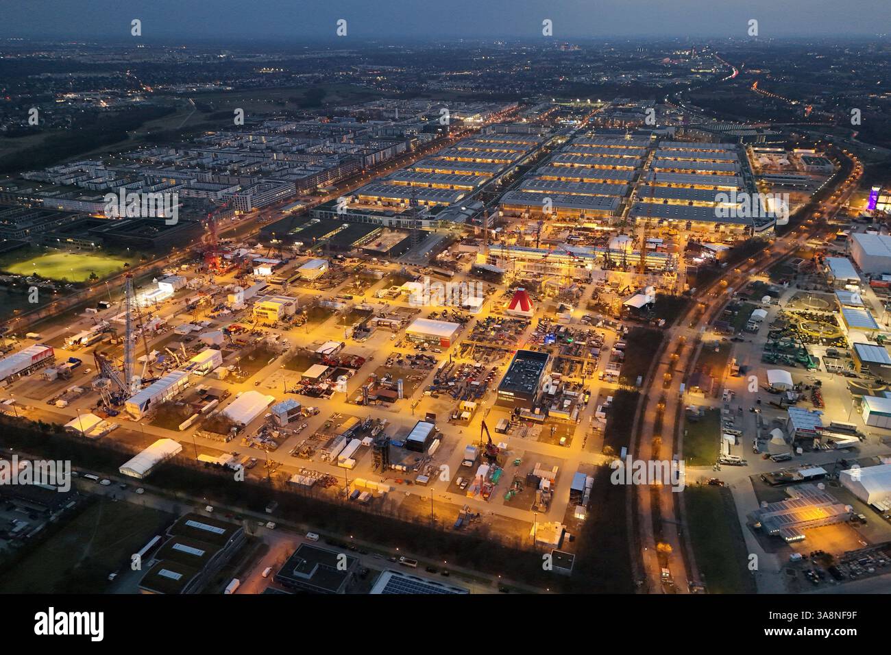 Aufbau der BAUMA 2025 , der Weltmesse fuer Baumaschinen. Luftbild Muenchen Stadtteil Messestadt ...