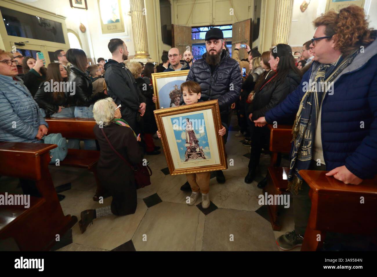 À l'intérieur du Sanctuaire de notre-Dame des poules, on a vu un groupe ...