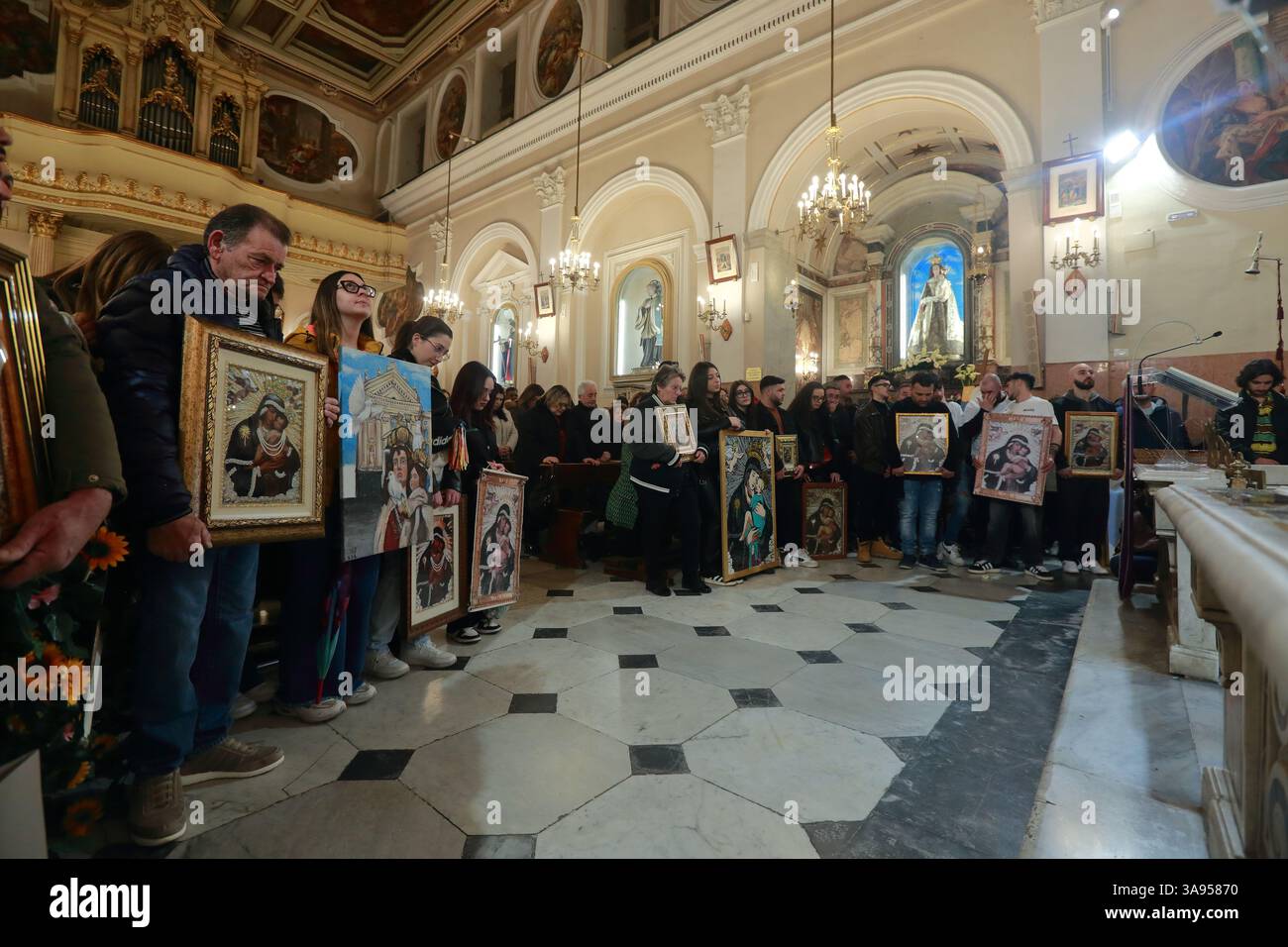 À l'intérieur du Sanctuaire de notre-Dame des poules, on a vu un groupe ...