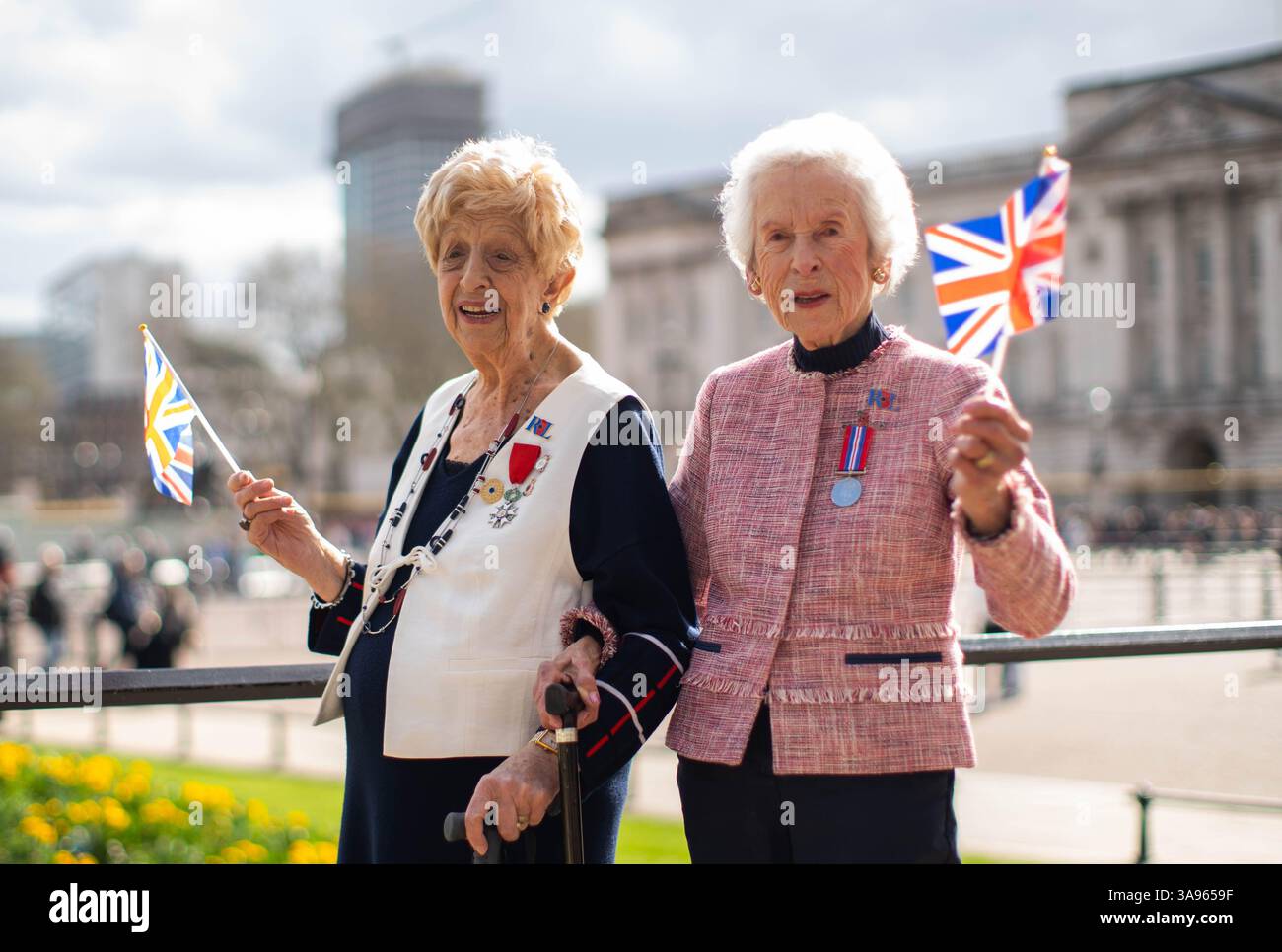 Ruth Bourne, 98 ans, et Joyce Wilding, 100 ans, (à droite) devant ...