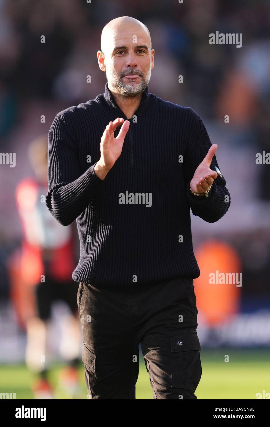 Le manager de Manchester City, Pep Guardiola, suit le match de quart de ...