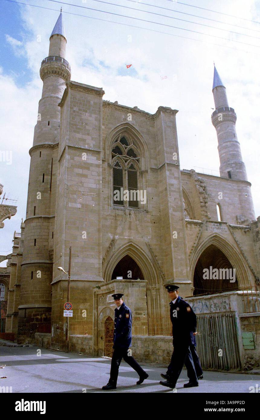 01 octobre 1997 ; Nicosie, Chypre ; la police chypriote turque marche ...