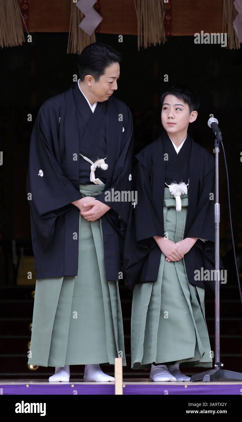 Kabuki actor Onoe Ushinosuke (R) gives a speech with his father Onoue ...