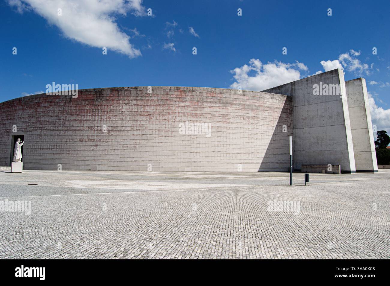 Fatima, Portugal - 26 mars 2025 : bâtiment en béton et ciel à Fatima ...