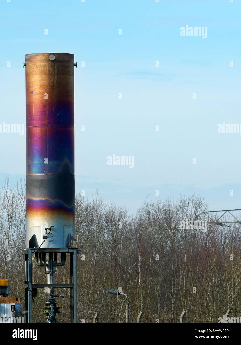 La torche de gaz d'une usine de biogaz brille intensément à partir de ...