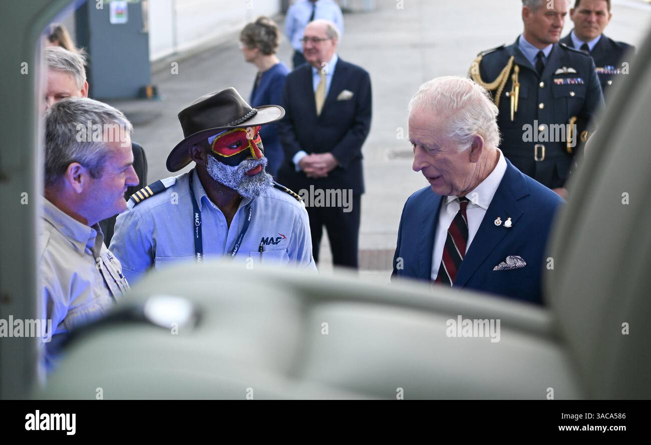Le roi Charles III inspecte le Cessna avec le pilote Joseph Tua lors d ...