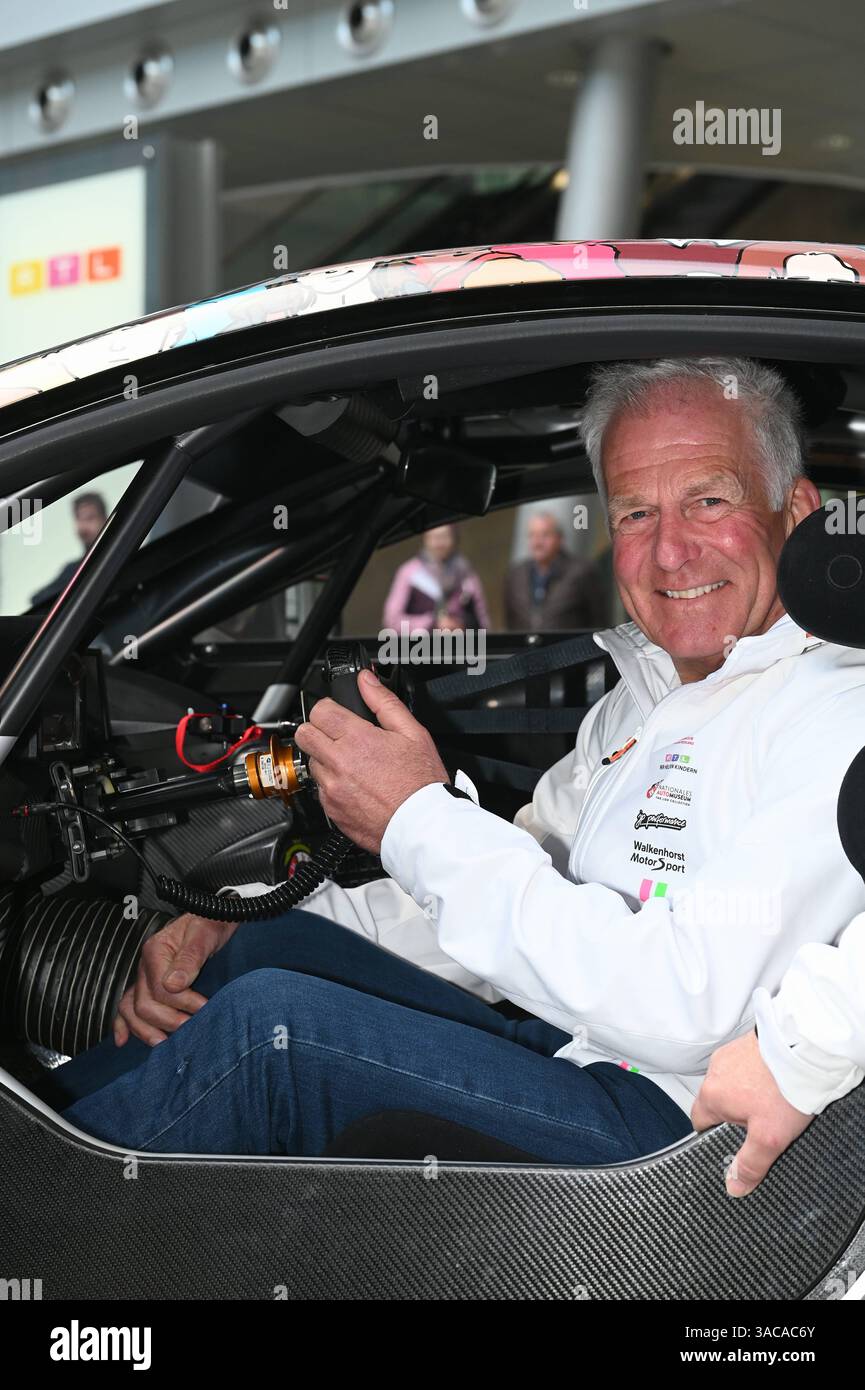 Christian Danner posiert am Steuer eines GT3 Rennwagen BEI der ...
