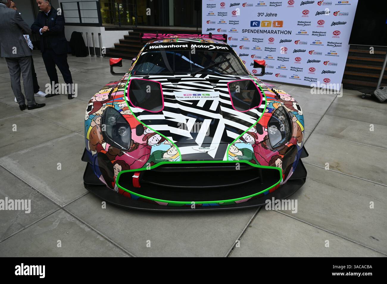 BEI der Enthüllung des Charity car Projekt, einem Aston Martin Vantage ...