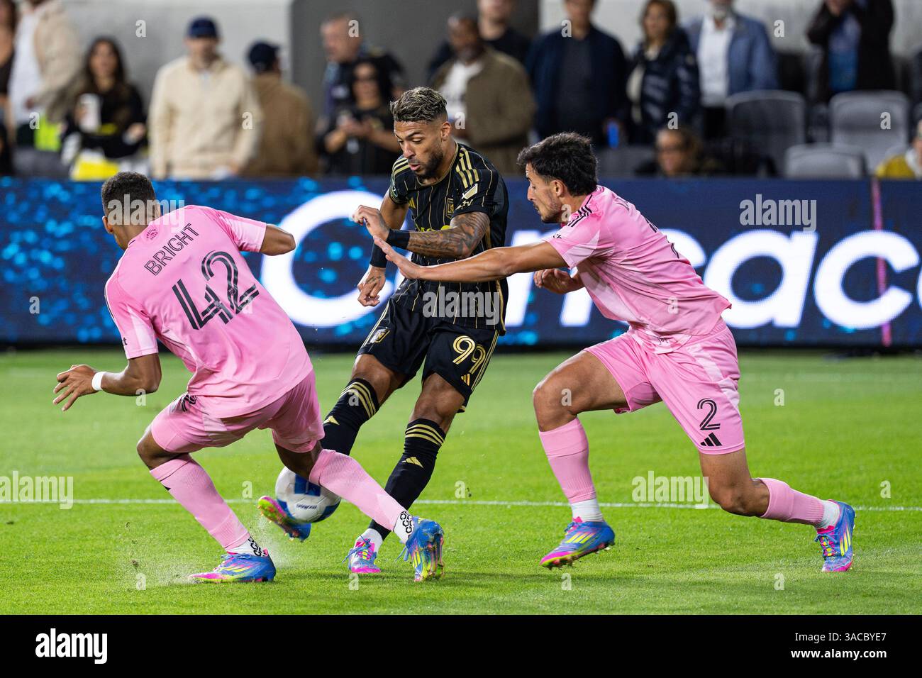 L’attaquant du LAFC Denis Bouanga (99) voit son tir bloqué par le ...