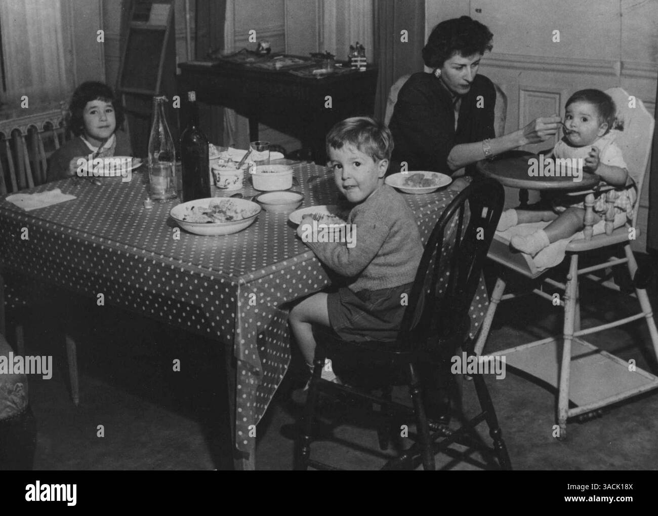La femme de l'ambassadeur aussi hôtesse parfaite à ses enfants. MRS ...