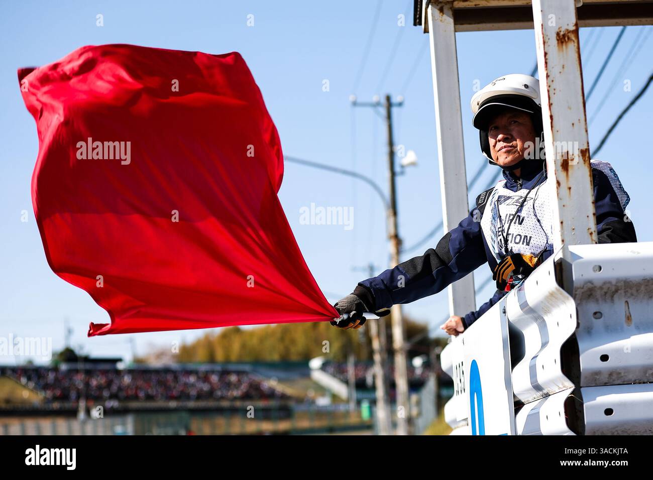 4 avril 2025 ; Suzuka, Japon : marshall, le maréchal du circuit, montre ...