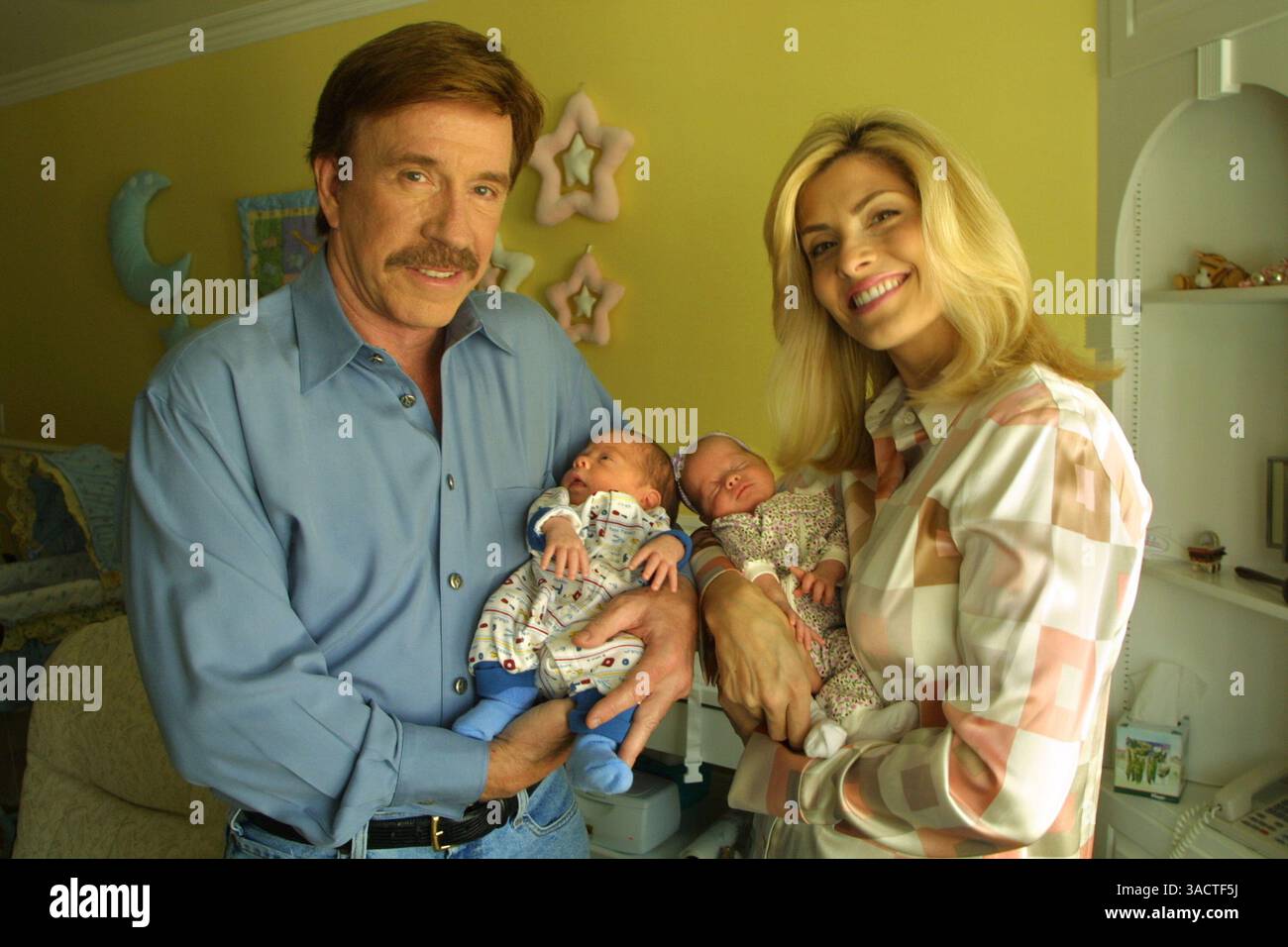 03 oct. 2001 ; Los Angeles, CA, États-Unis ; CHUCK NORRIS et sa femme ...
