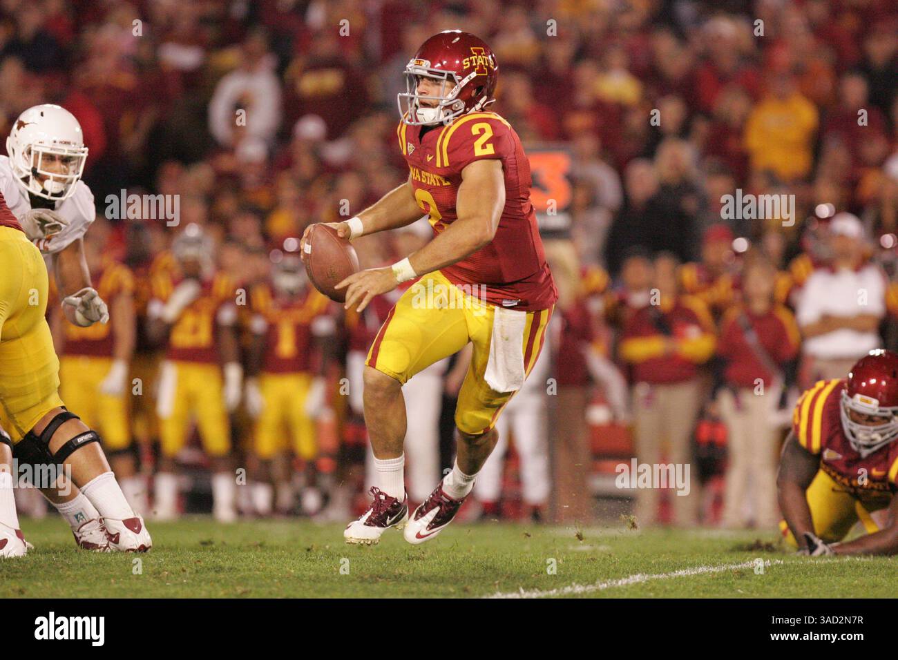 2011 OCT 01 : Iowa State QB Steele Jantz (2) dirige la balle lors d'un ...