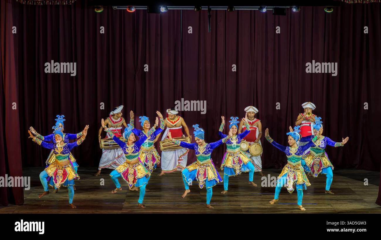 14.01.2025. Kandy, Sri Lanka. Les danseurs traditionnels kandyens exécutent une routine ...