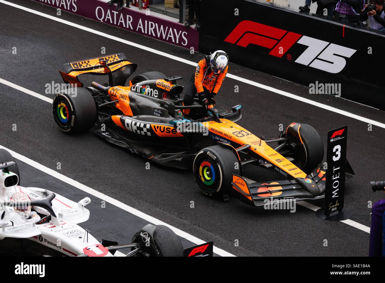 PIASTRI Oscar (aus), McLaren F1 Team MCL39, portrait parc ferme lors du Grand Prix du Japon de ...