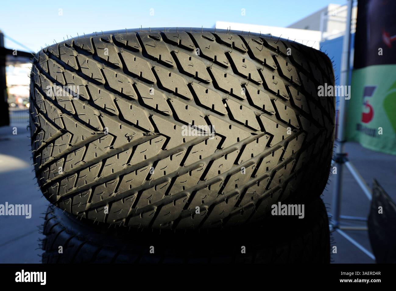 2011 OCT 16 : un gros plan des pneus Firestone Firehawk de course de ...