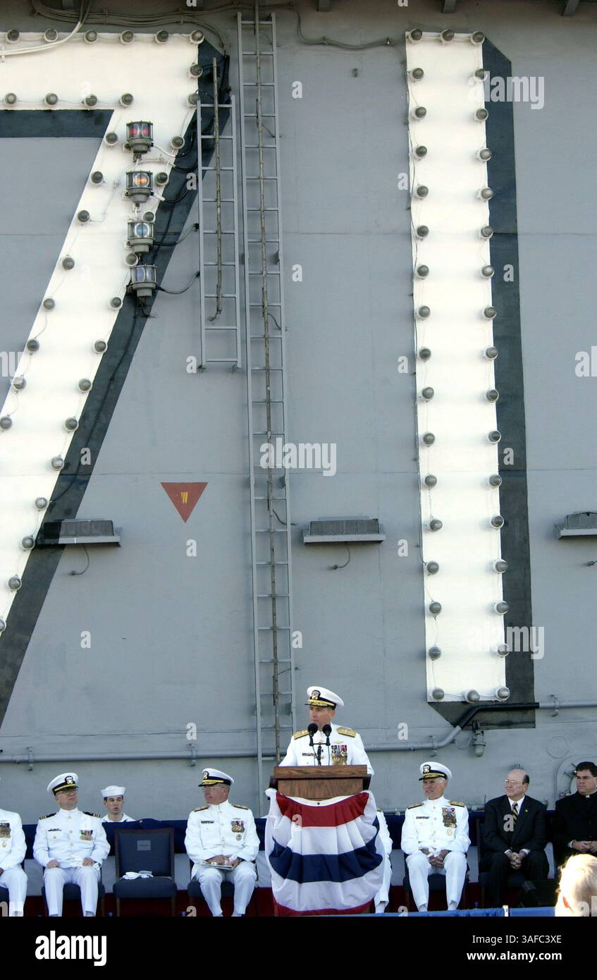 03 oct. 2003 ; base navale de Norfolk, va, États-Unis ; L’amiral ROBERT ...