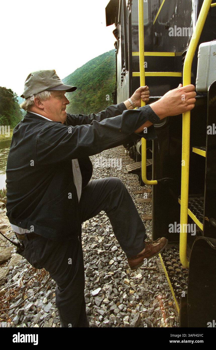 Dave Corbitt monte à bord de la locomotive du train d'excursion Potomac ...